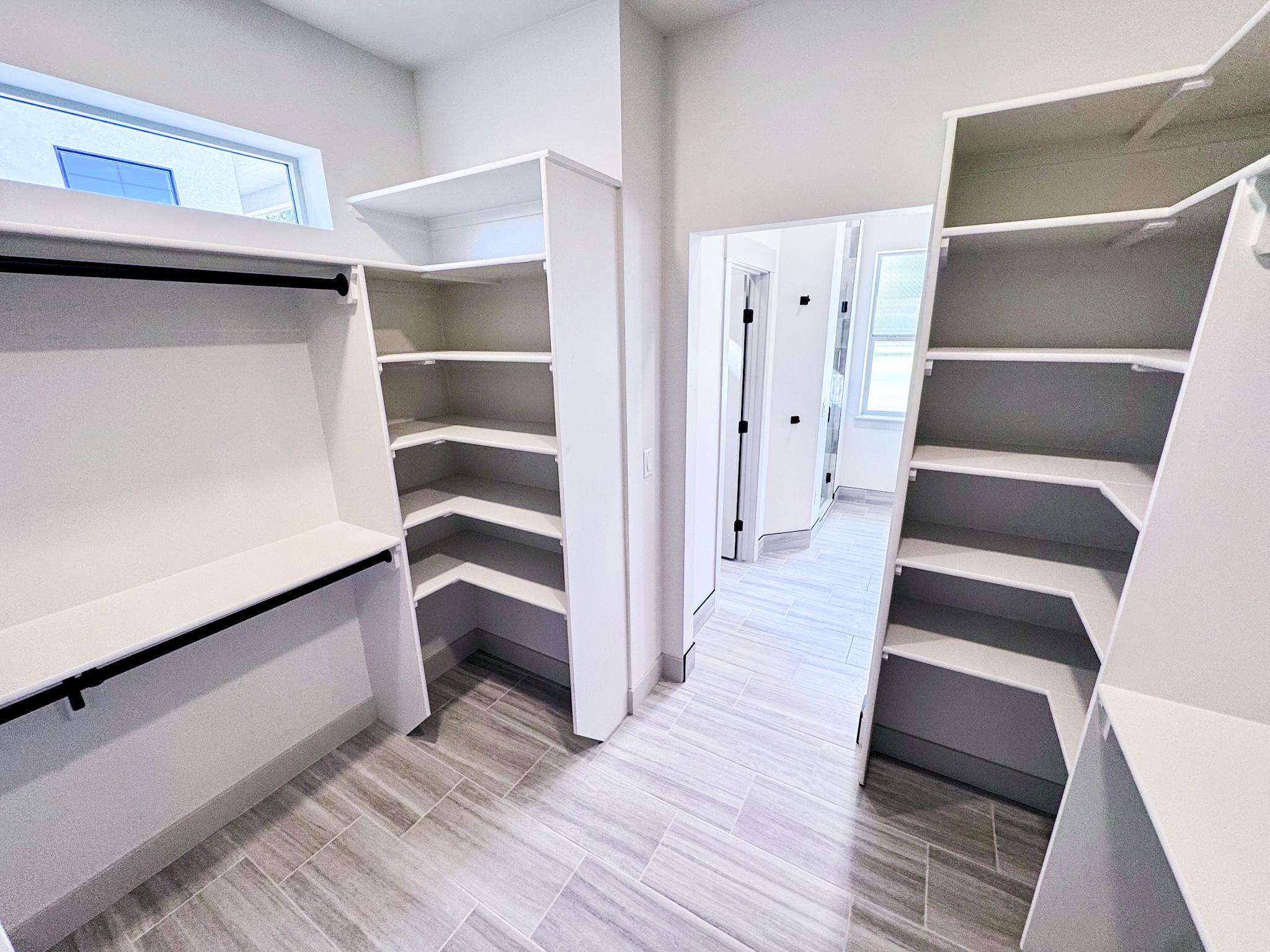 Small Walk-In Closet Layouts That Actually Work (5×5 to 6×8) 2026